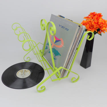 Wrought Iron French Country Style White Lattice and Flower Bouquet ...