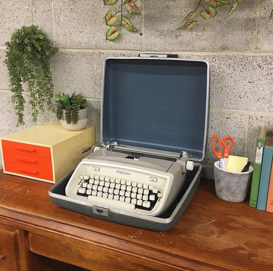 Vintage Royal Typewriter 1964 Royal Safari Mid Century Portable Typing ...