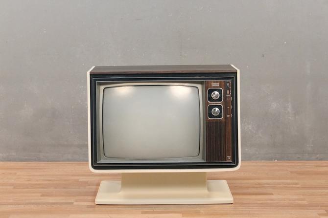1970s Zenith Super Chromacolor Television – ONLINE ONLY | Furnish Green ...