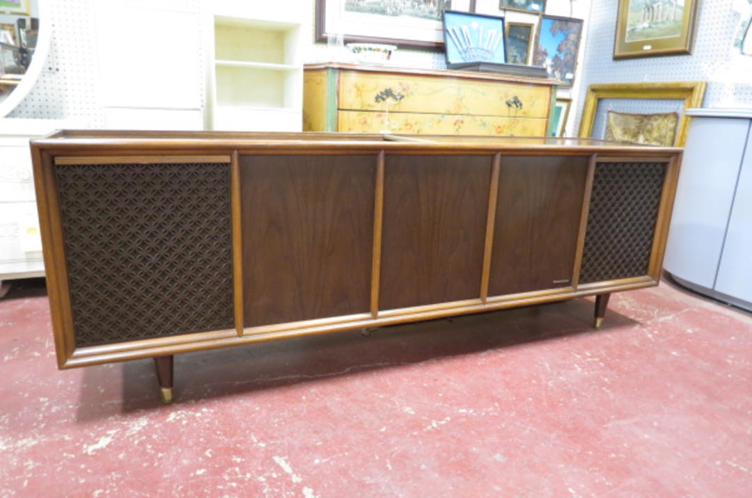 Vintage Mid century Walnut Magnavox stereo console | Lincoln Antique ...