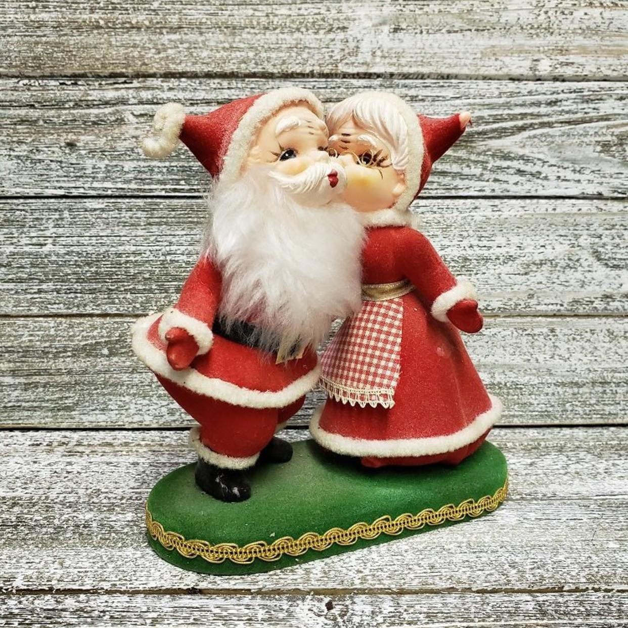 Vintage Mr n Mrs Claus Figurine, Flocked Kissing | A GoGo Vintage ...