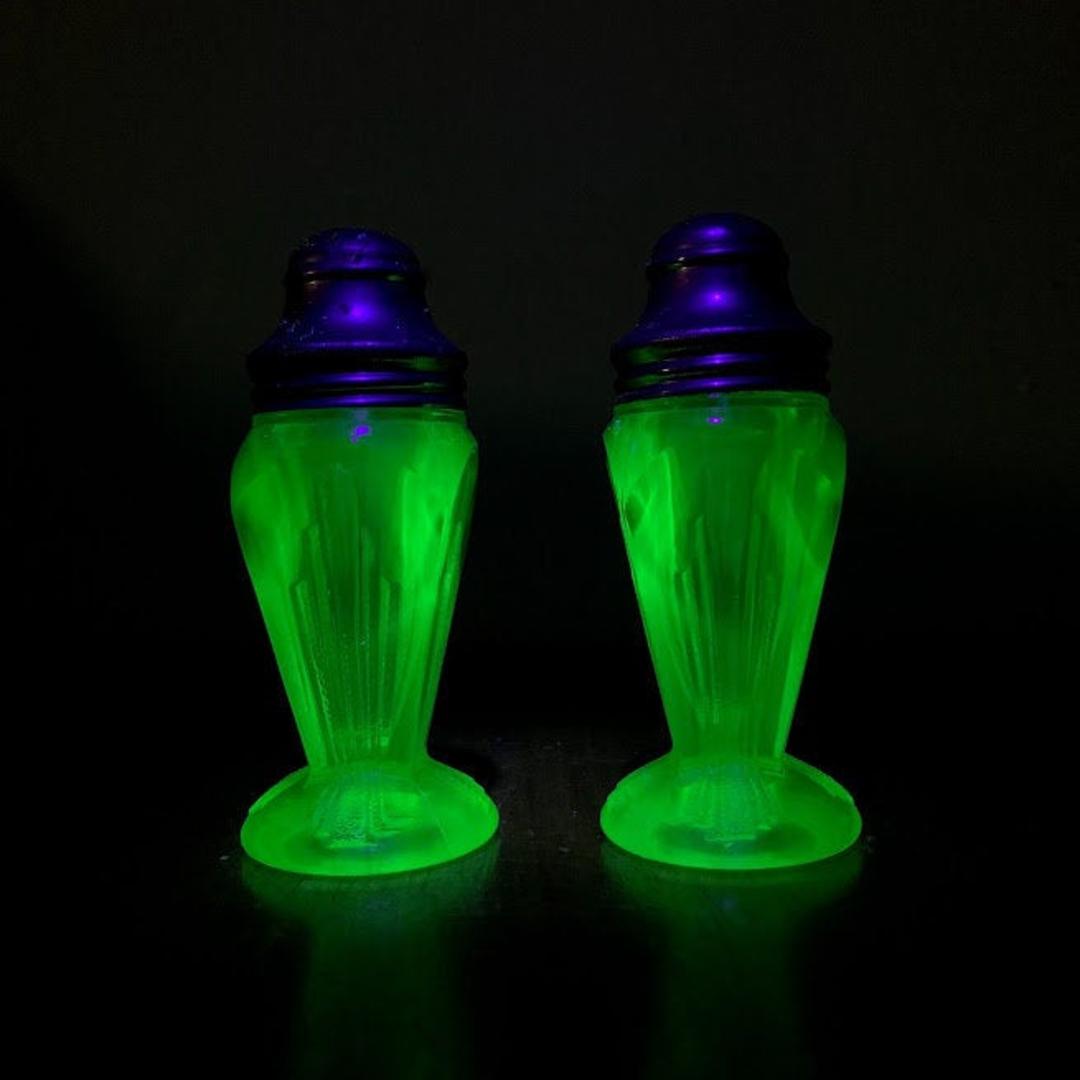 Vintage Hazel Atlas ATC19 Skyscraper Uranium Glass Salt and Pepper ...