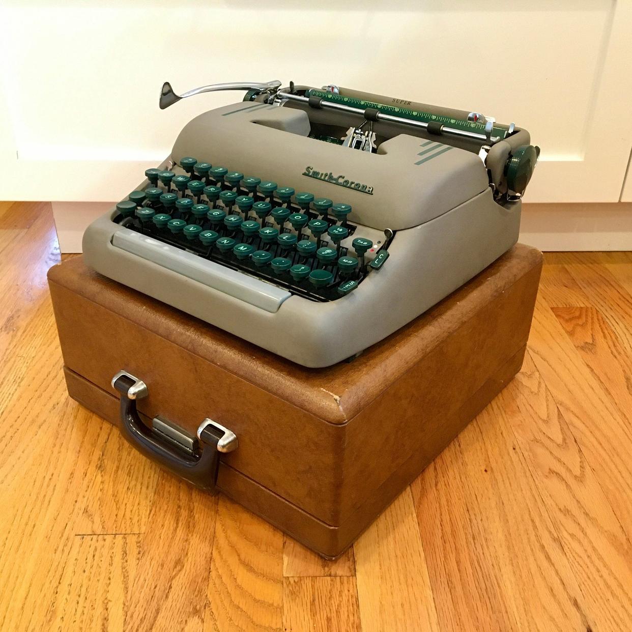 Pristine 1955 Smith-Corona Super Portable Typewriter w Holiday Case ...