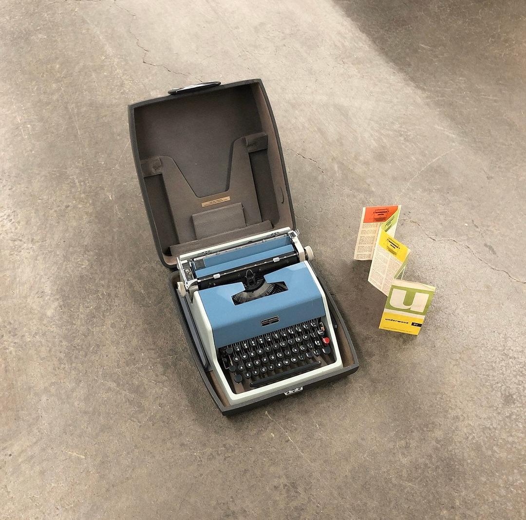 Vintage Typewriter Retro 1960s Olivetti Underwood Model 21 Mid Century ...
