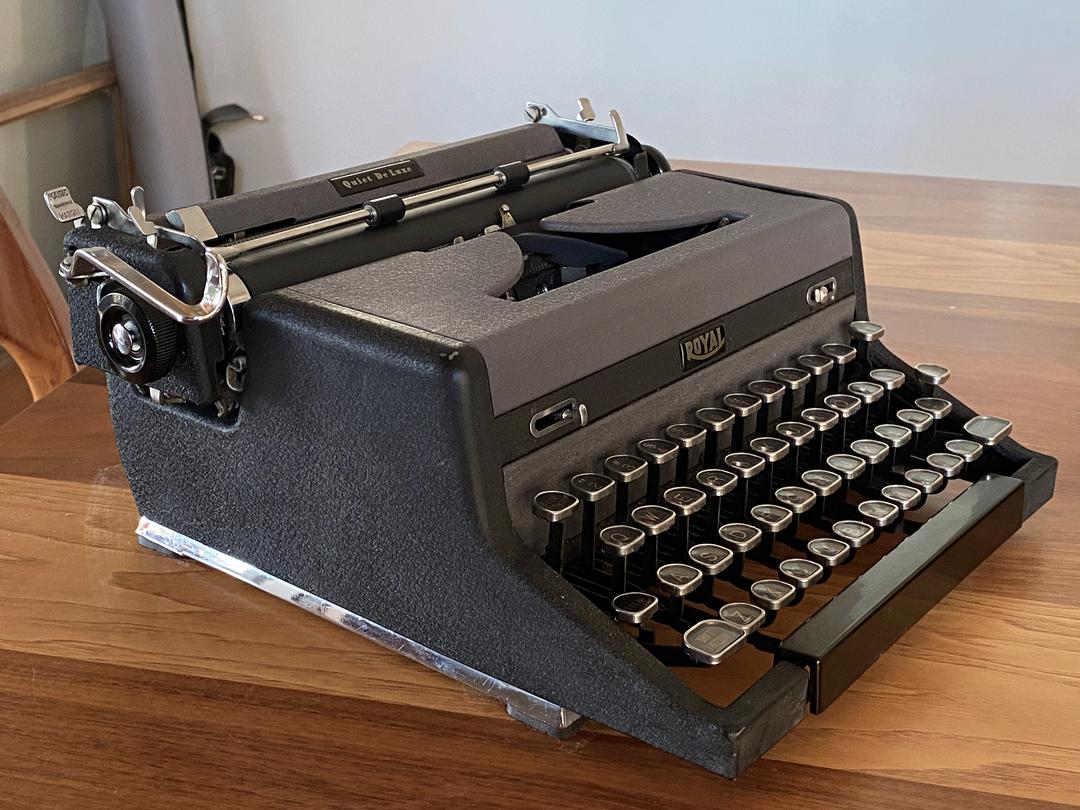 Vintage Royal Quiet Deluxe Portable Manual Typewriter With Case ...