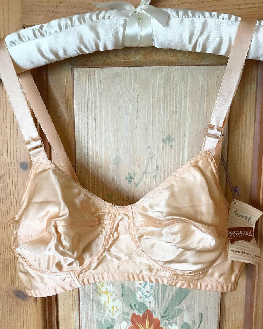 Vintage 40s satin bra / 1940s light peach bra / bullet bra / 1940 ...